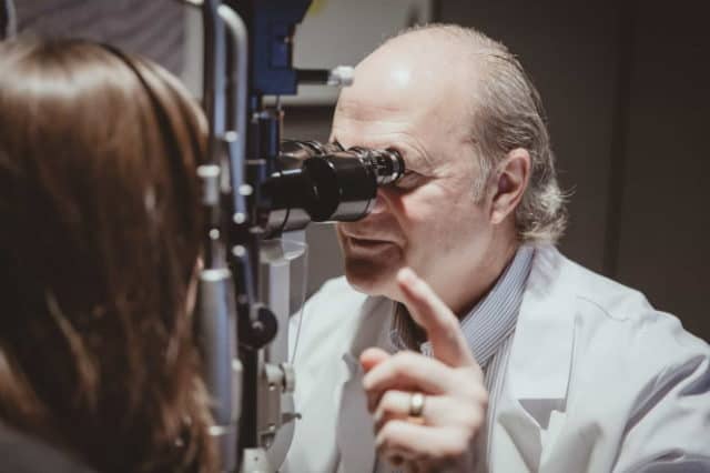 6 Early Cataract Symptoms You Should Know - Durrie Vision